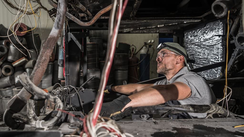 A Buyer’s Guide to Electrical Harness Connectors for 18-Wheelers ...